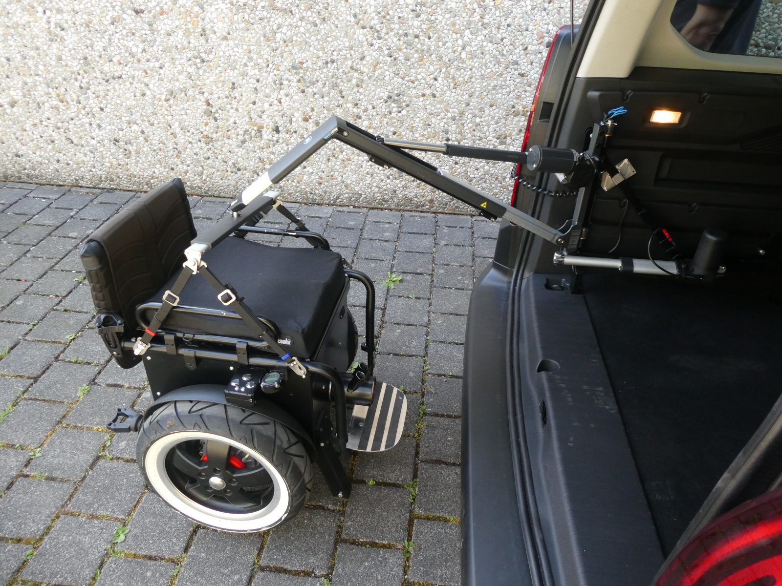 Ein autochair Smart Lifter LC Range in einem Citröen Berlingo ...